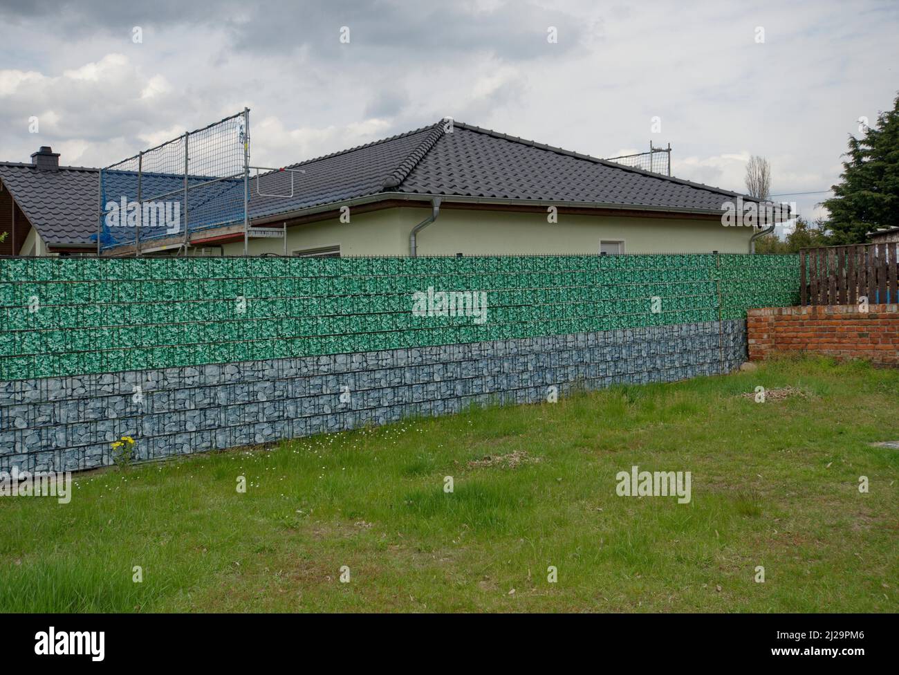 Plastic privacy screen, behind it a detached house Stock Photo - Alamy