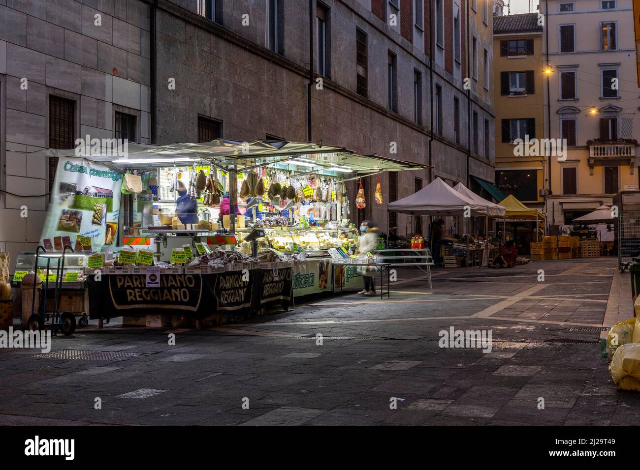 Morning market in italy hi-res stock photography and images - Alamy