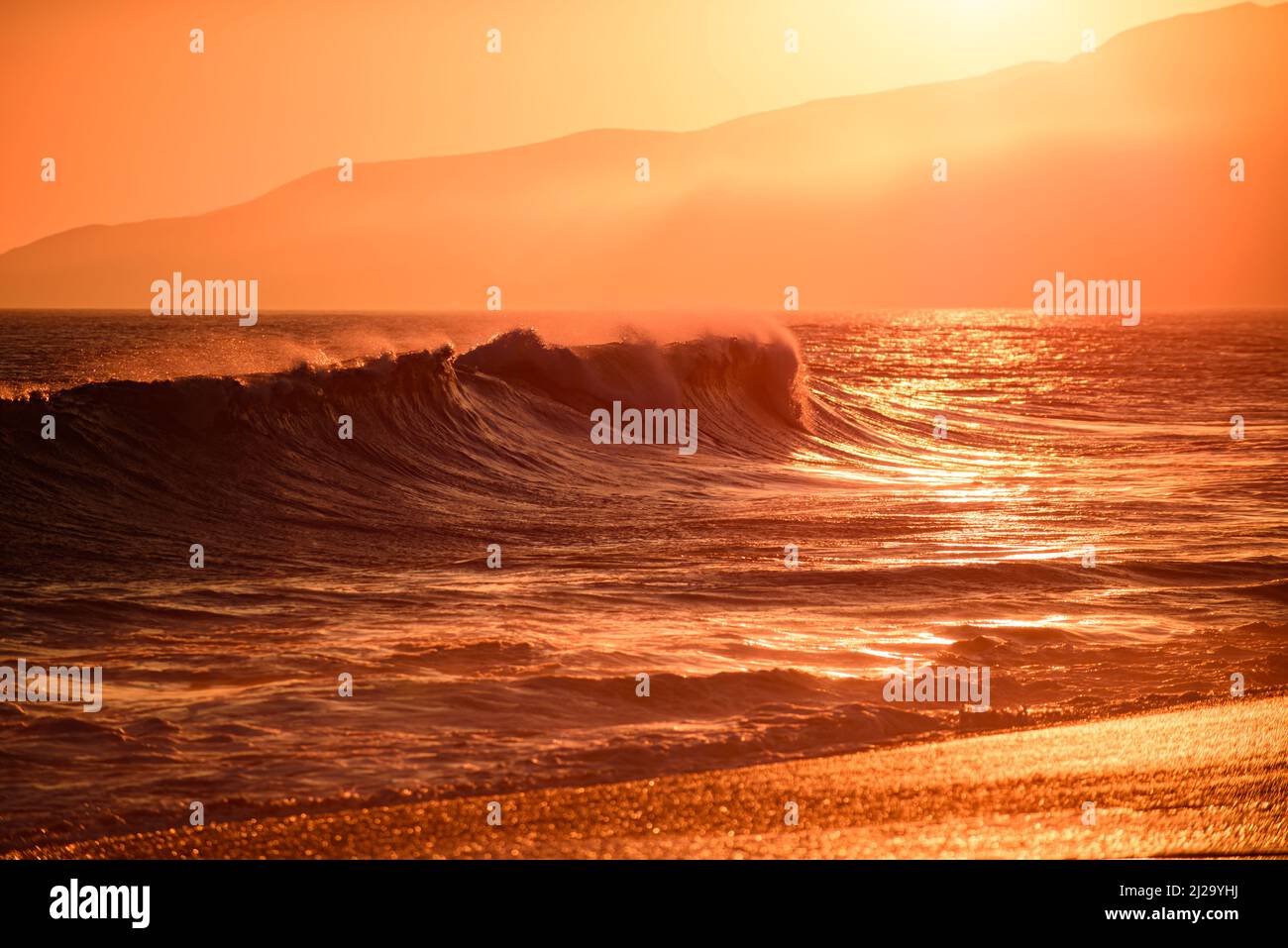 Hawaii sunset over ocean sunrays hi-res stock photography and images ...