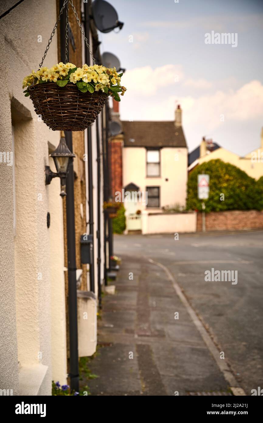 Cottages with hanging basket hi-res stock photography and images - Alamy