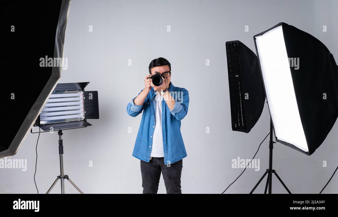 Young thai chinese photographer hi-res stock photography and images - Alamy
