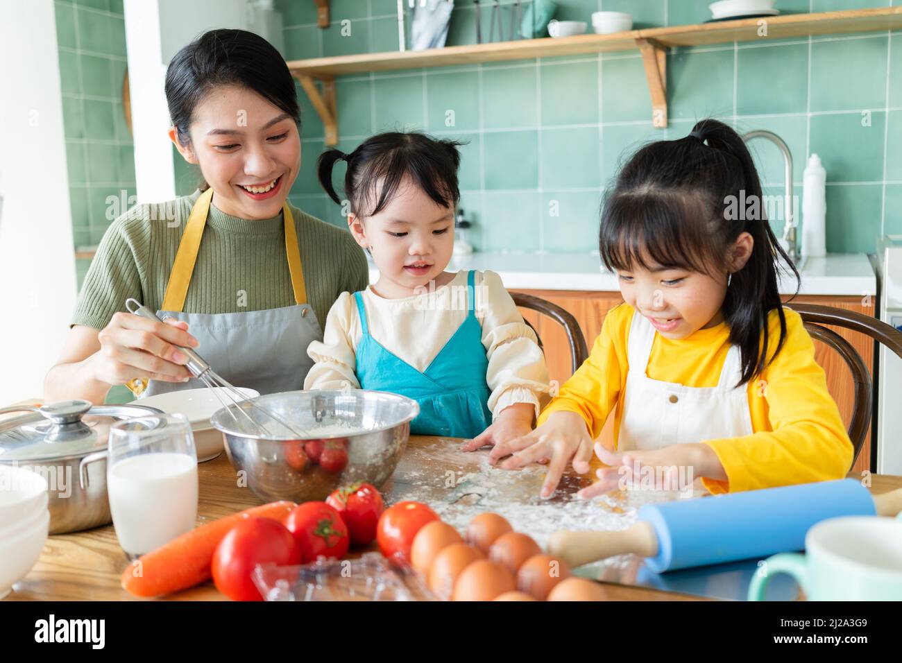 Mother and daughter make cakes together Stock Photo - Alamy