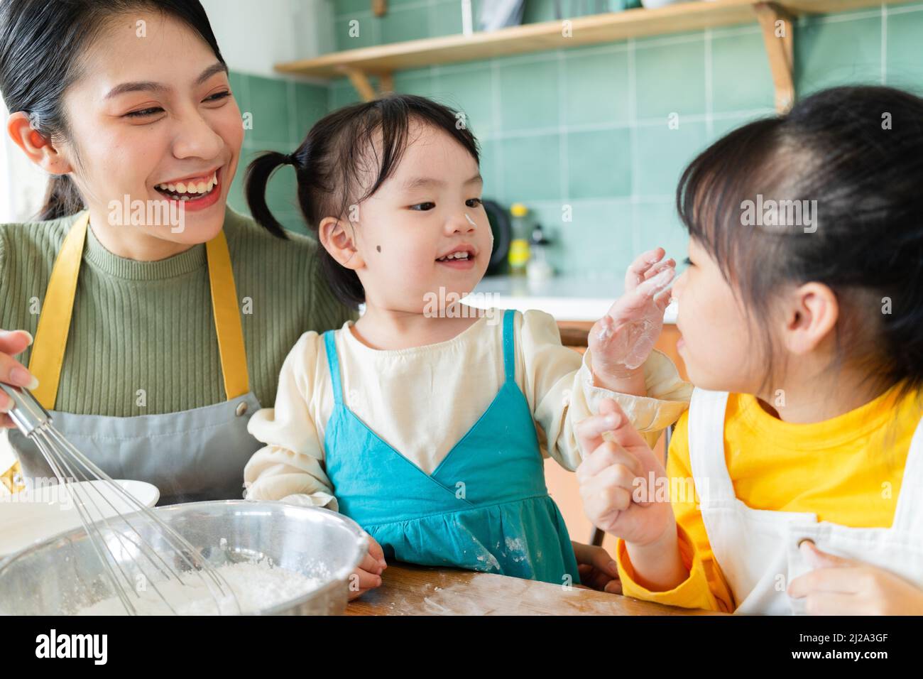 Mother and daughter make cakes together Stock Photo - Alamy