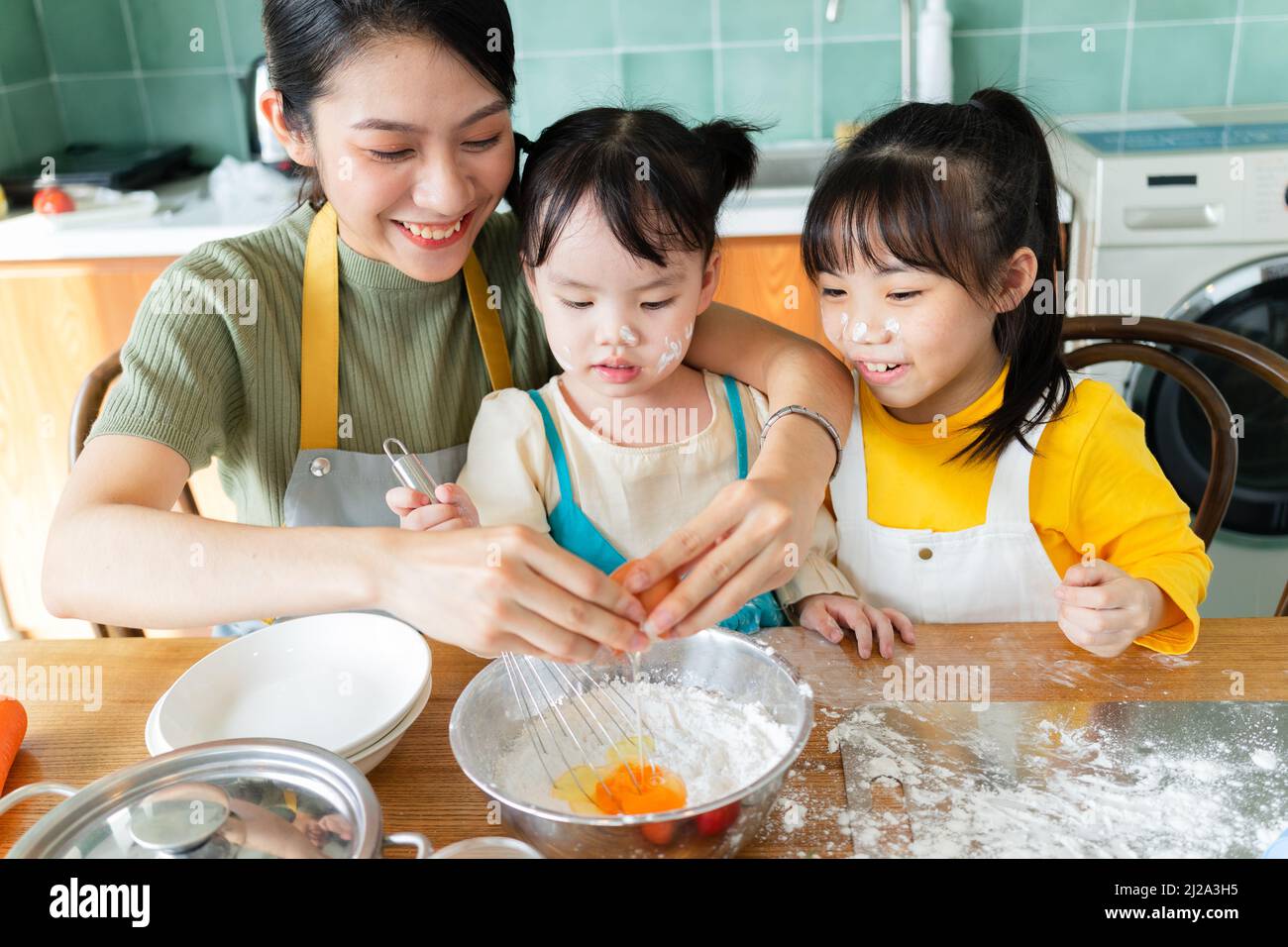 Mother and daughter make cakes together Stock Photo - Alamy