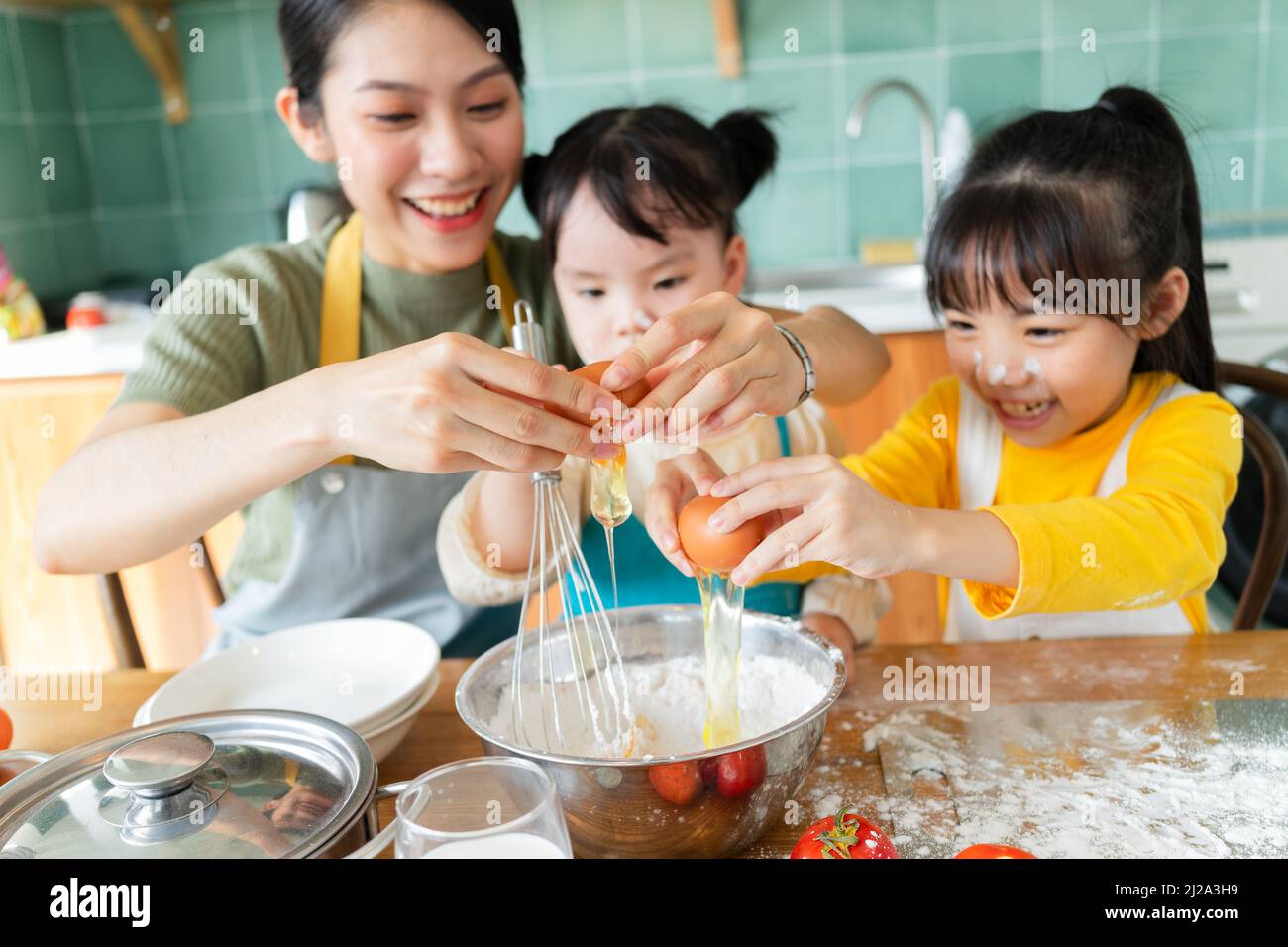 Mother and daughter make cakes together Stock Photo - Alamy