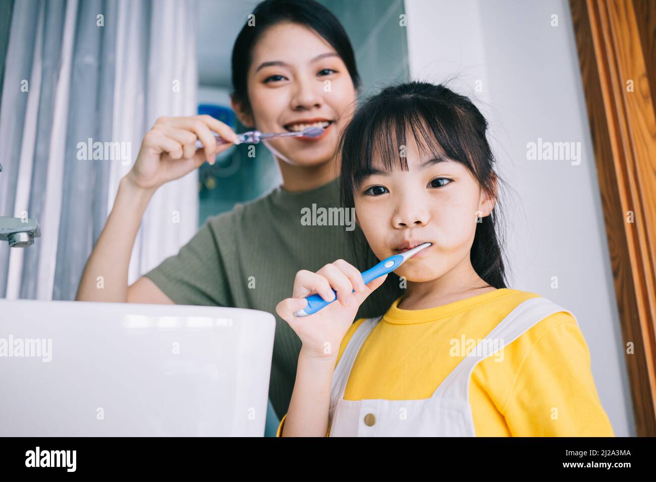 Mother and daughter brush their teeth together Stock Photo - Alamy