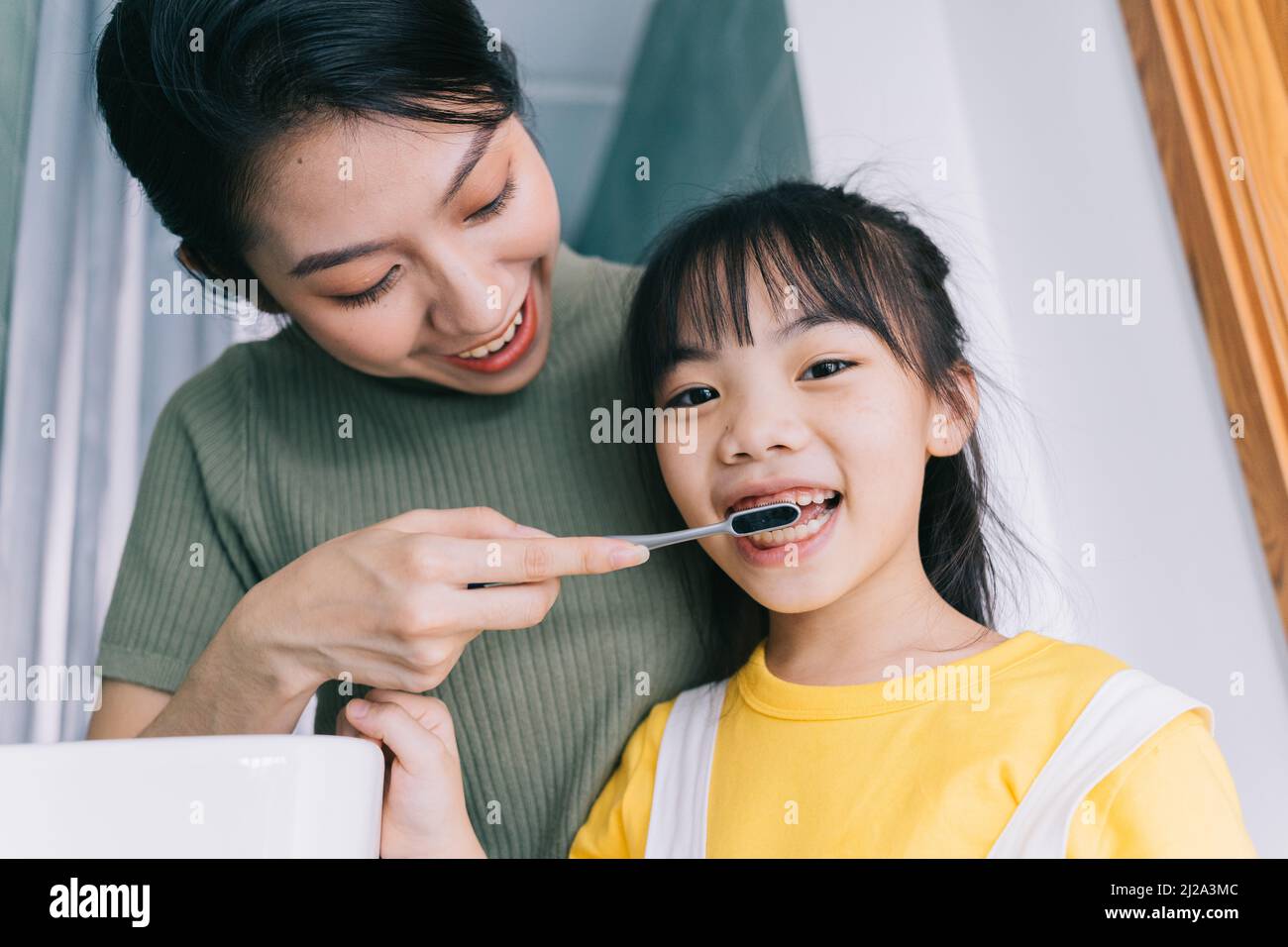 Mother and daughter brush their teeth together Stock Photo - Alamy