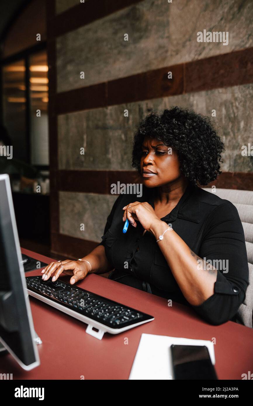 Office desk sitting monitor hi-res stock photography and images - Alamy