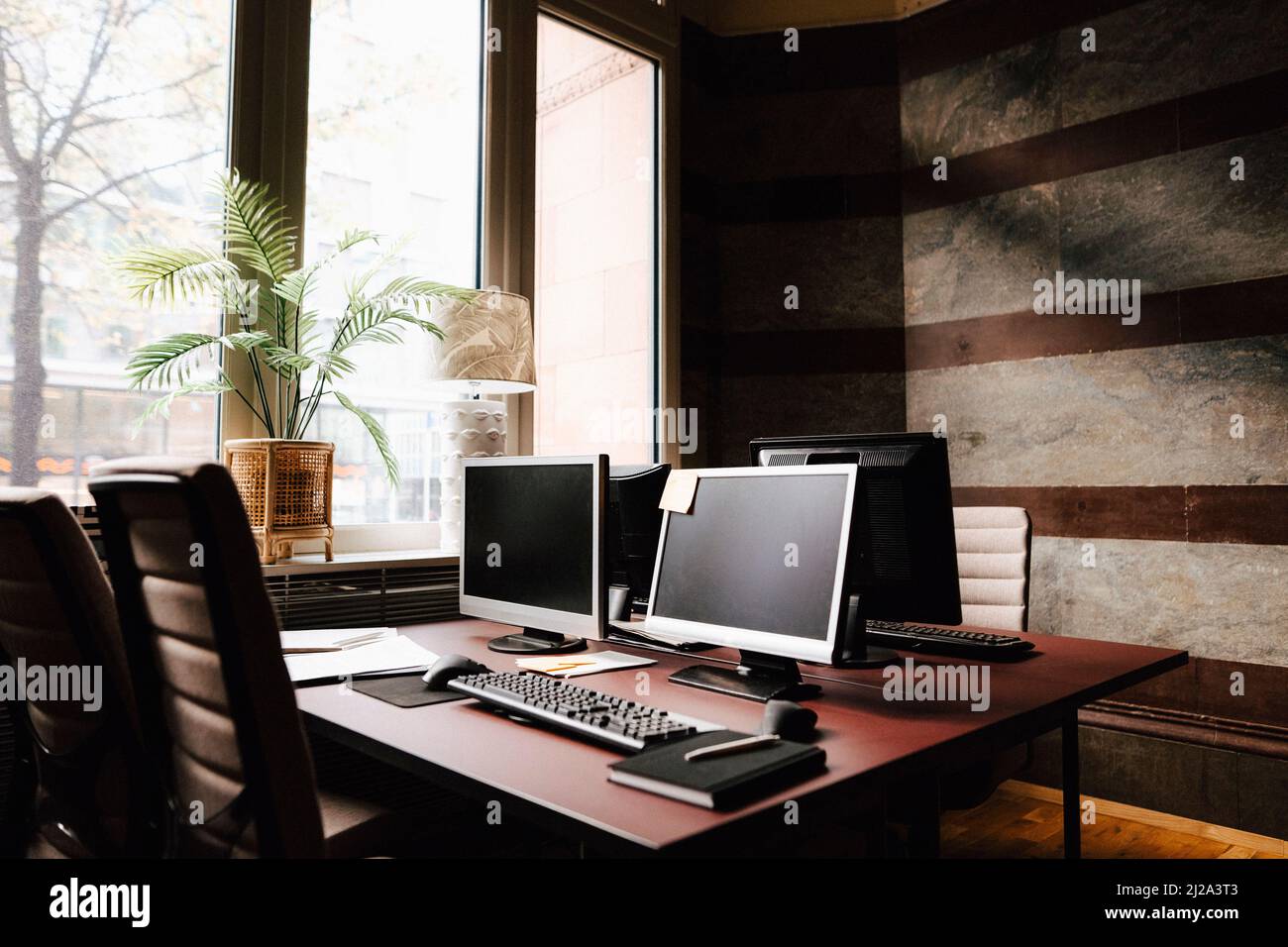 Office computers technology hi-res stock photography and images - Alamy