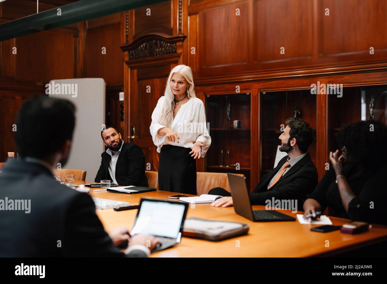Lawyers in conference room hi-res stock photography and images - Alamy