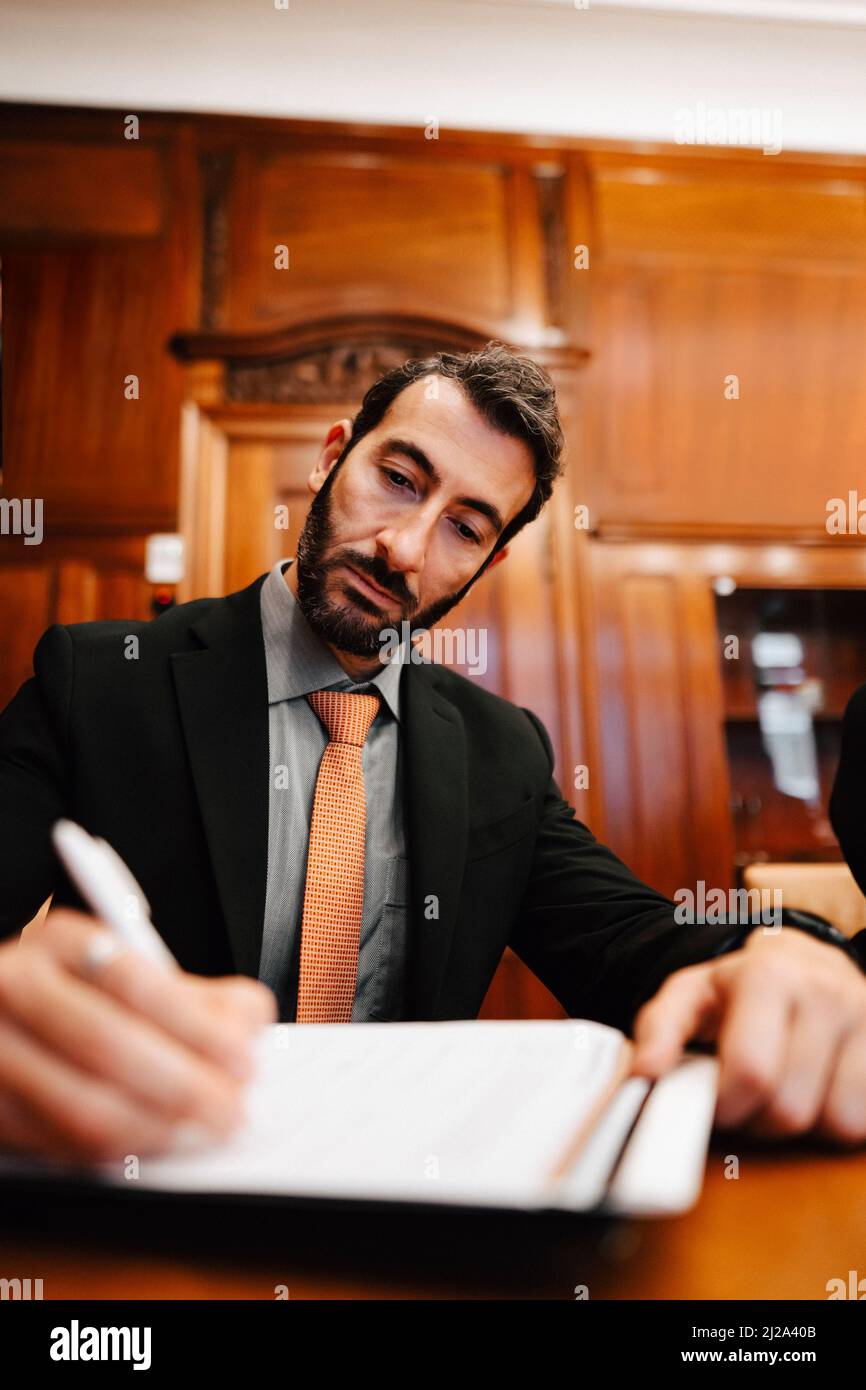 Businessman signing document hi-res stock photography and images - Alamy