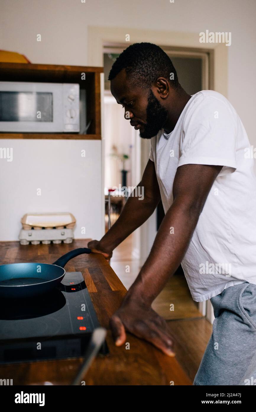 Man leaning on counter hi-res stock photography and images - Alamy