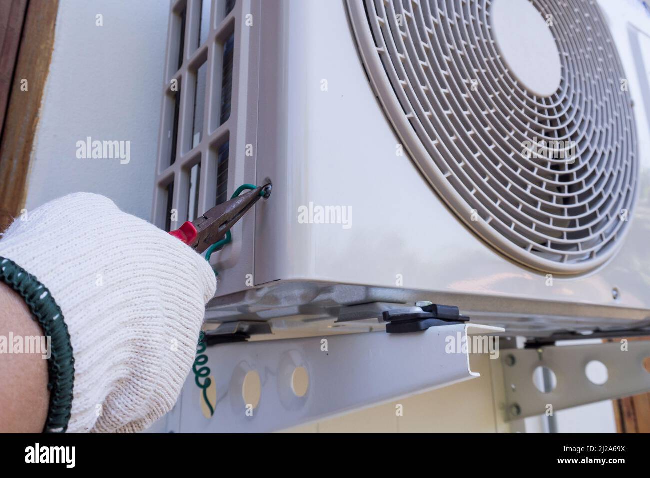 technician installing outdoor air conditioning unit Stock Photo - Alamy
