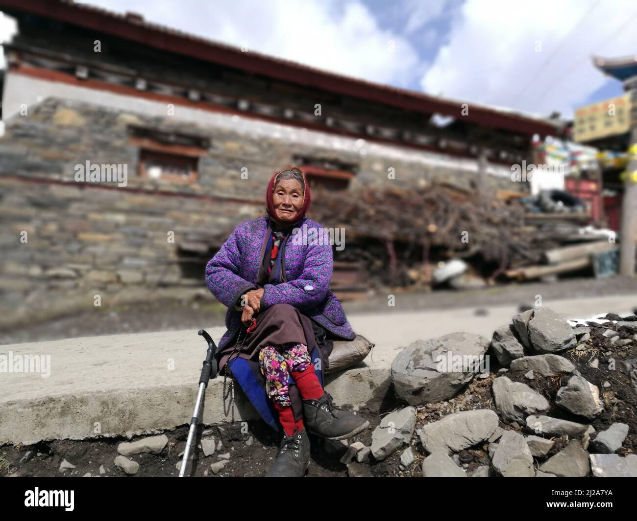 Lady digging hi-res stock photography and images - Alamy