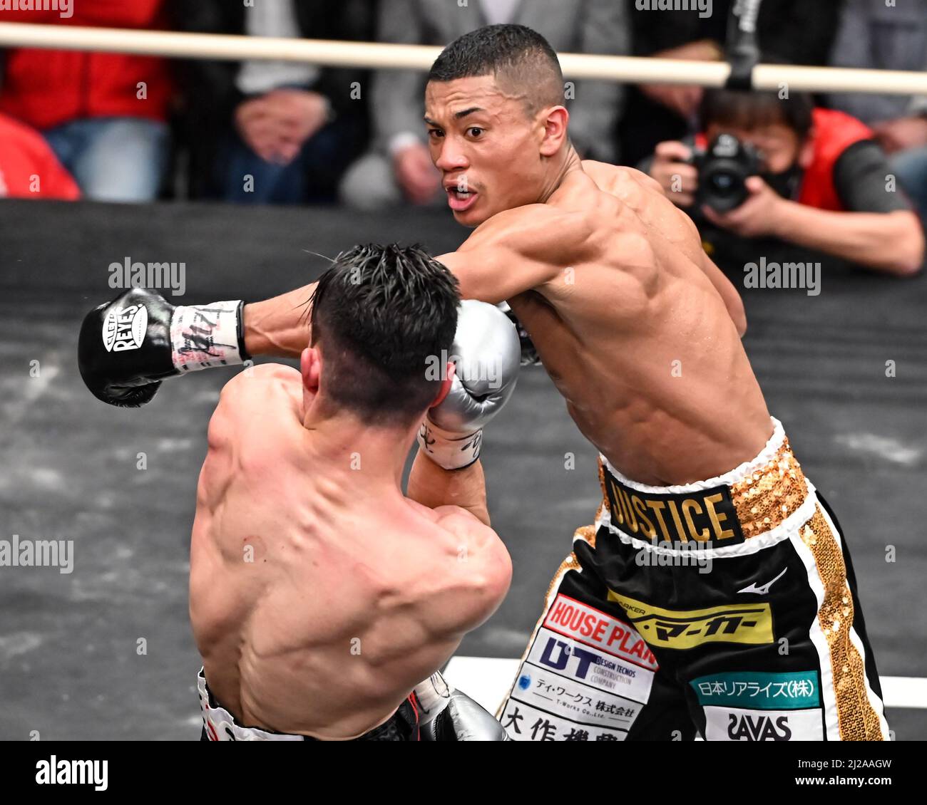 Andy Hiraoka (black glove) and Cristiano Aoqui (silver glove) competes ...