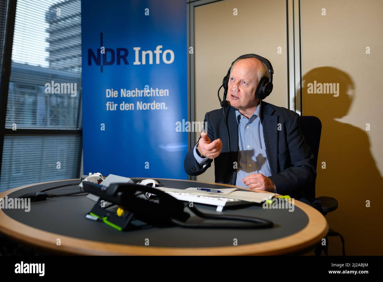 Hamburg, Germany. 28th Mar, 2022. NDR security policy expert Andreas ...