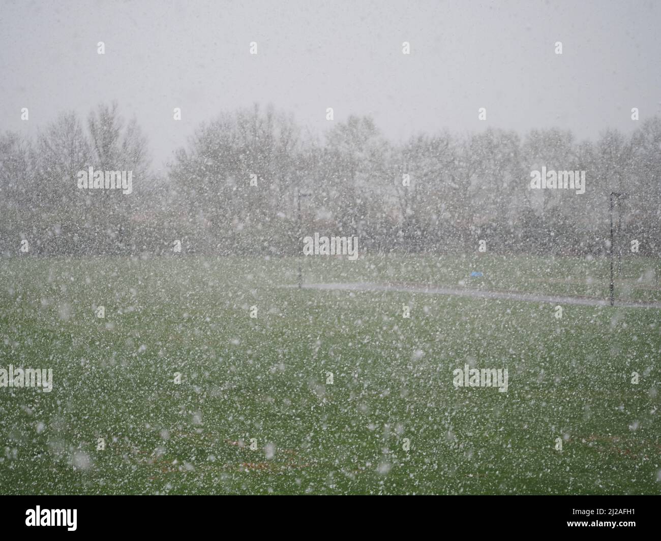Sheerness, Kent, UK. 31st Mar, 2022. UK Weather: a sleet / snow shower ...