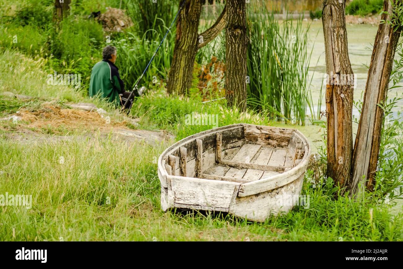 Boat tied to tree hi-res stock photography and images - Alamy