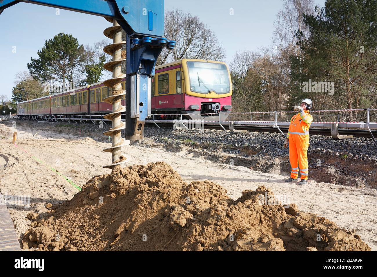 Blankenfelde Mahlow, Germany. 31st Mar, 2022. A worker in orange ...