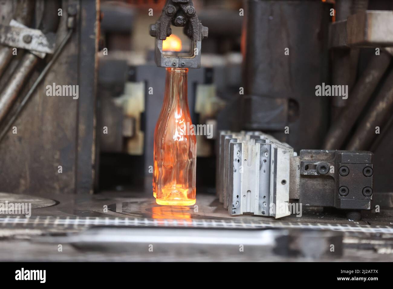 Schleusingen, Germany. 31st Mar, 2022. Glass bottles are produced at ...