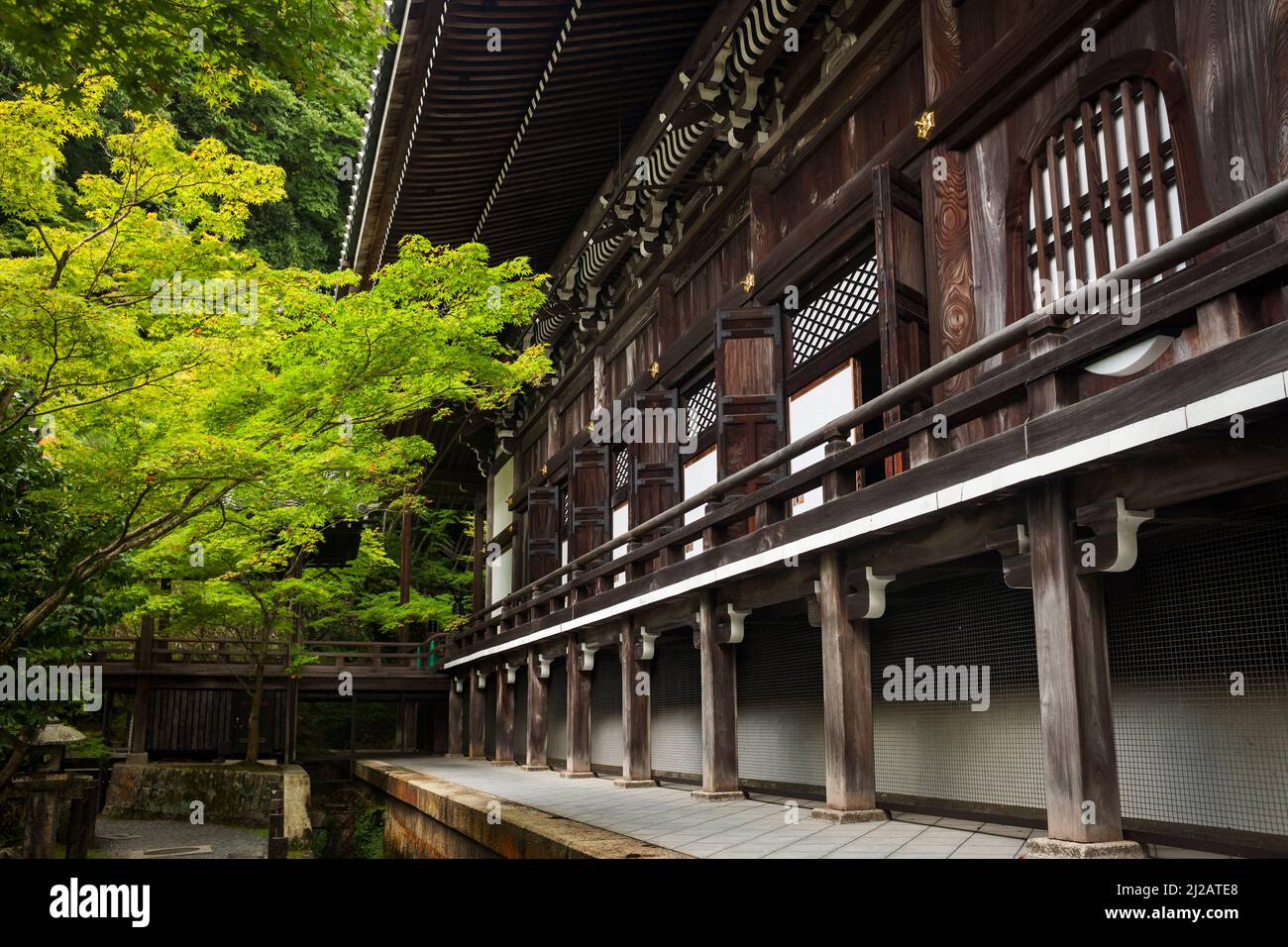 Horizontal lateral view of the wooden structure of Eikan-do (or Zenrin ...