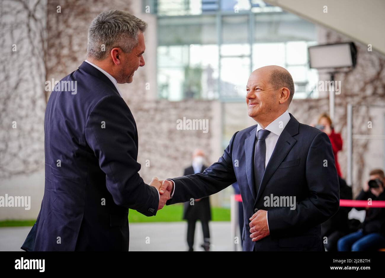 Berlin, Germany. 31st Mar, 2022. Chancellor Olaf Scholz (r, SPD ...