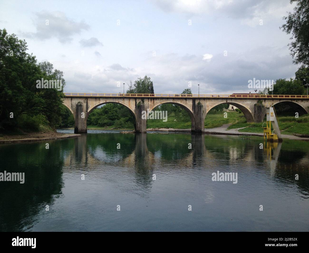 Old arch bridge over city river hi-res stock photography and images - Alamy
