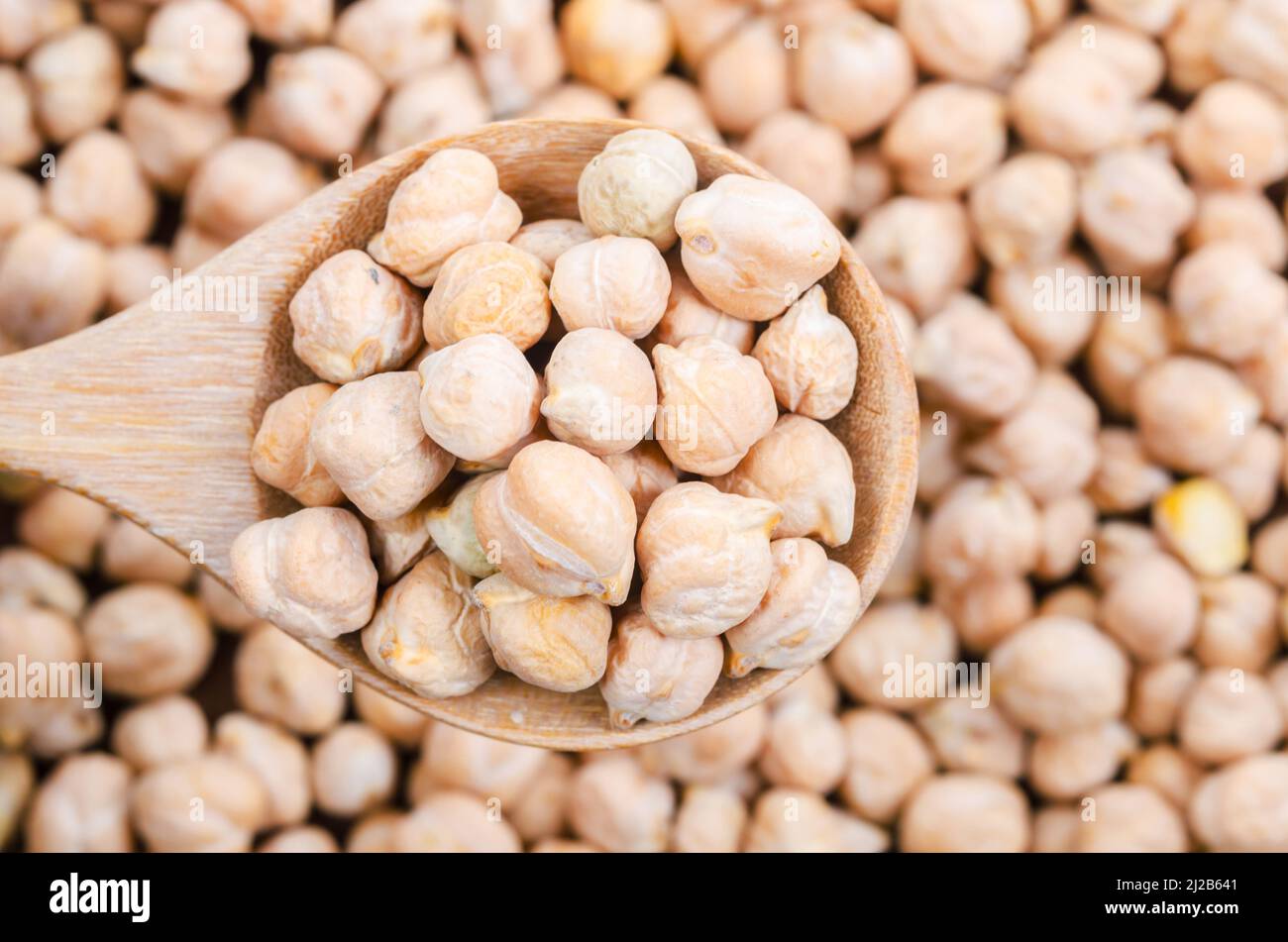 Uncooked chickpeas on scoop hi-res stock photography and images - Alamy