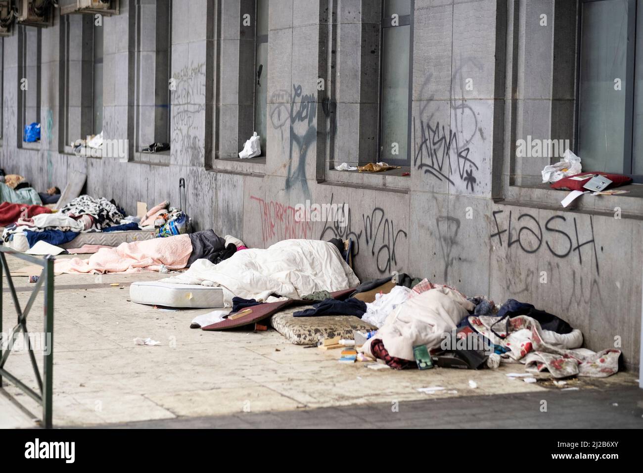 Homeless woman living under bridge hi-res stock photography and images ...