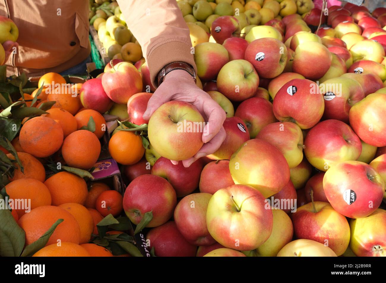 Market stall with apples Stock Photo - Alamy
