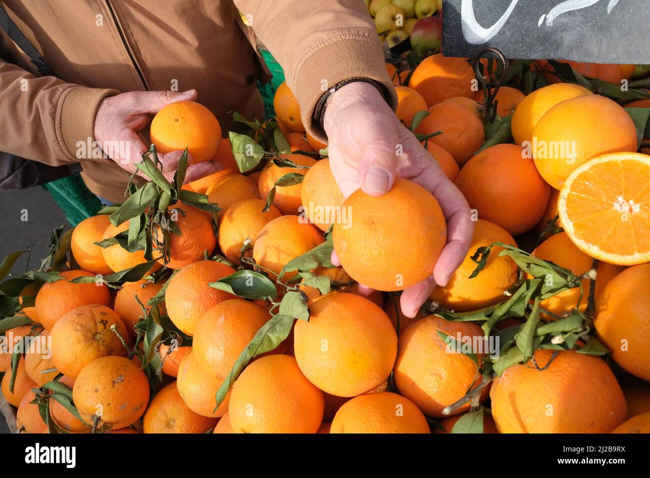 Orange fruit stall hi-res stock photography and images - Alamy