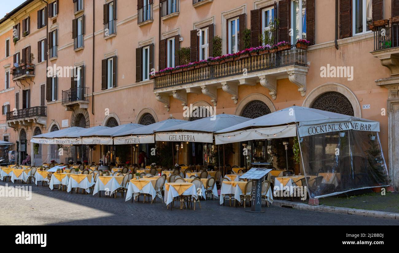 A picture of an Italian restaurant terrace in the Piazza Navona Stock ...