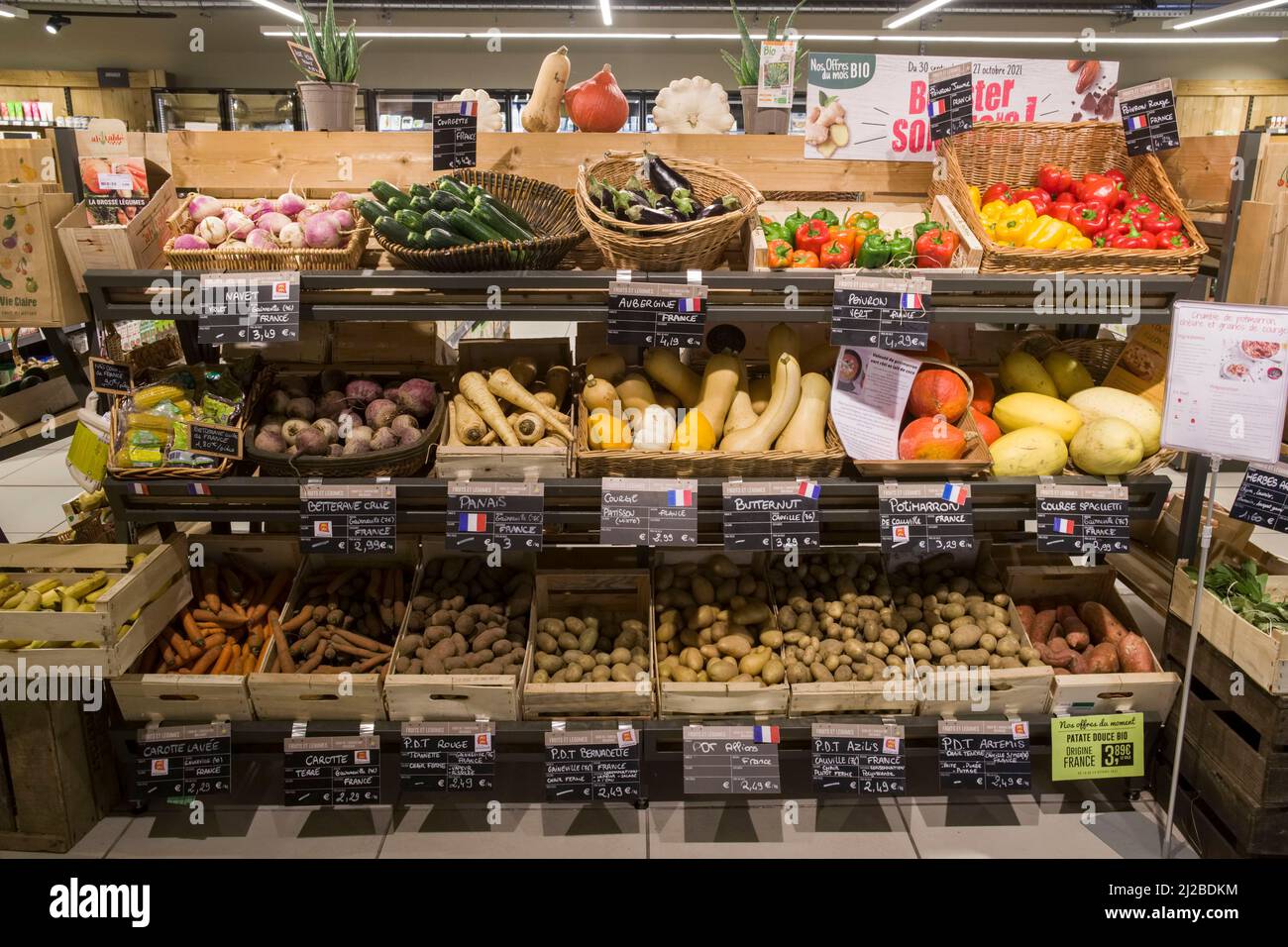 Vegetable shop interior hi-res stock photography and images - Alamy