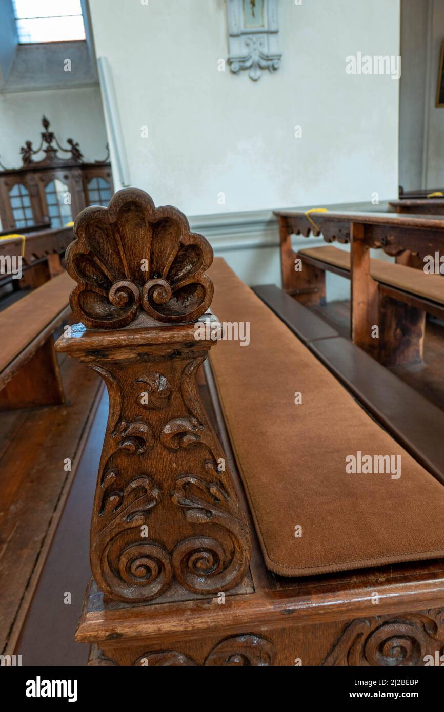Empty pews in a Catholic church Stock Photo - Alamy
