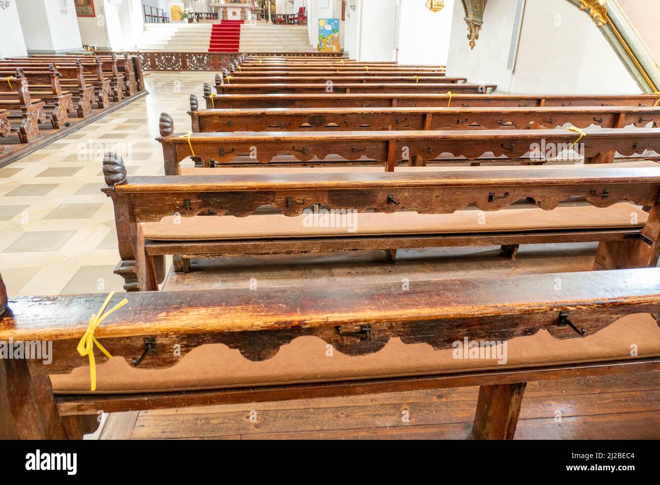 Empty pews in a Catholic church Stock Photo - Alamy