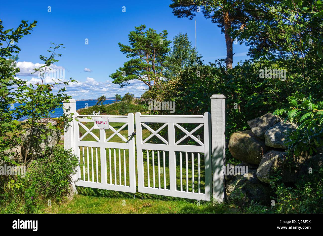 Countryside gate rural secluded trees hi-res stock photography and ...