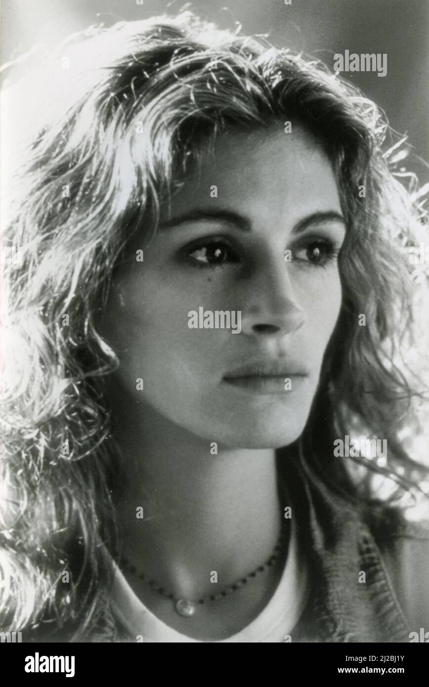 The pelican brief 1993 julia roberts hi-res stock photography and ...