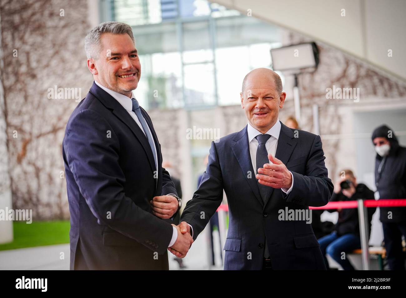 Berlin, Germany. 31st Mar, 2022. Chancellor Olaf Scholz (l, SPD ...
