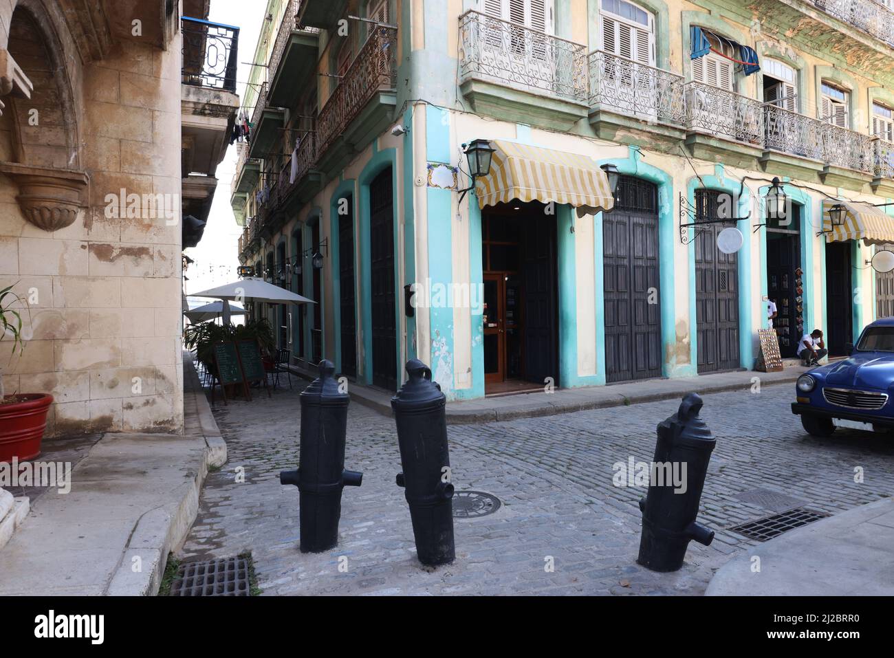 Historic havana cuba alley hi-res stock photography and images - Alamy