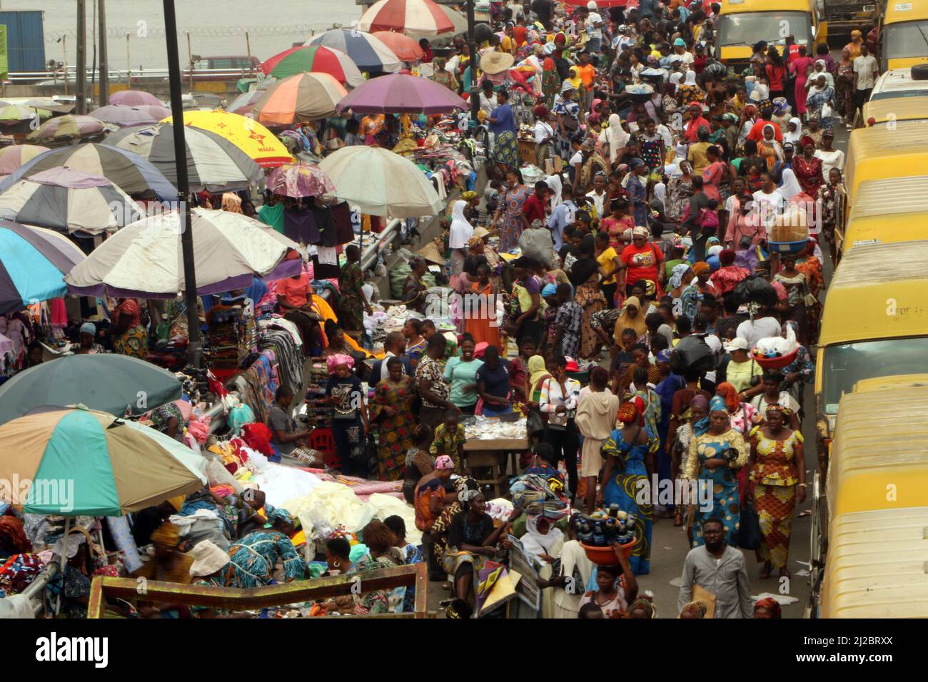 Heavy traffic on Carter Bridge, in Idumota market arena, Lagos Island ...