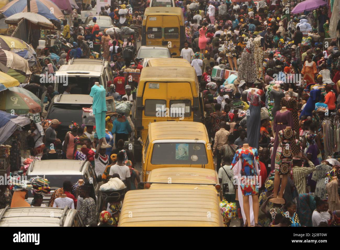 Heavy traffic on Carter Bridge, in Idumota market arena, Lagos Island ...