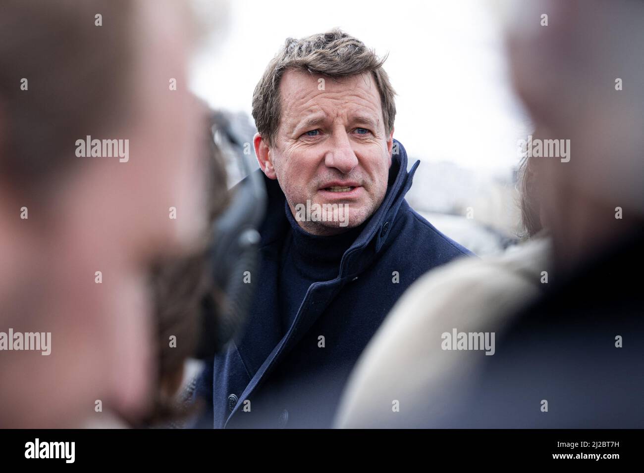 Yannick Jadot in front of SYCTOM - Syndicate for the Treatment of ...