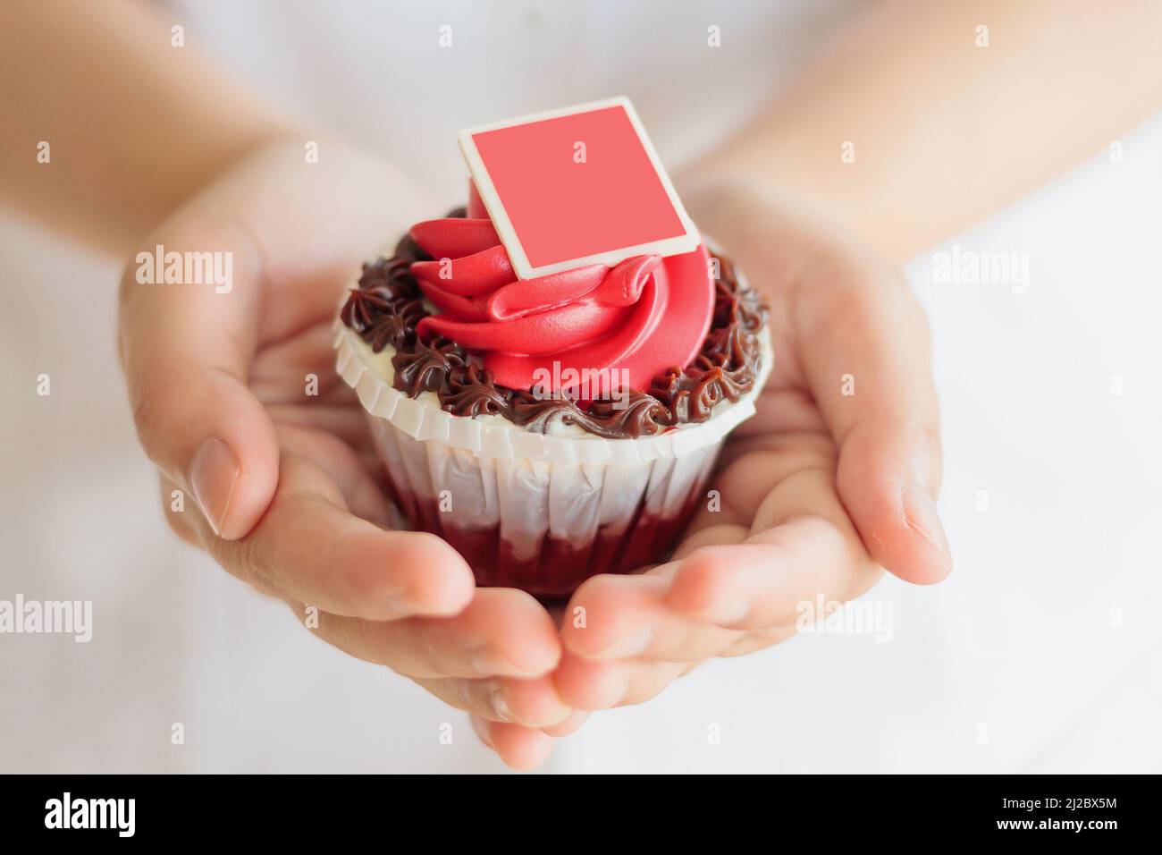Hand hold cupcake hi-res stock photography and images - Alamy