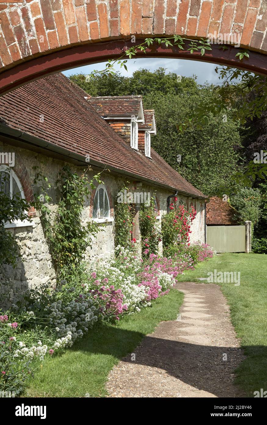 Cottages with hanging basket hi-res stock photography and images - Alamy