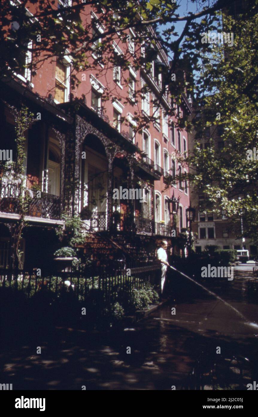 The old fashioned homes and gardens of Gramercy Park have been ...