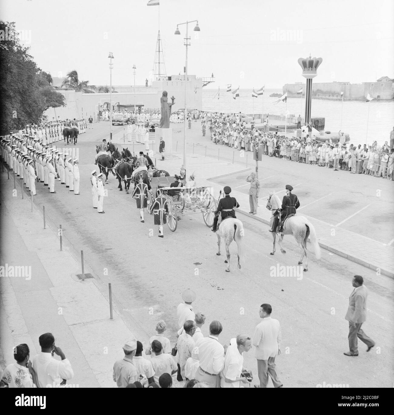 The calèche with the royal couple drives past Fort Amsterdam in ...