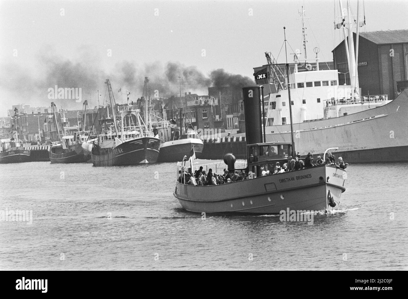 Steam tugs in the centenary of the North Sea Canal around June 5, 1976 ...