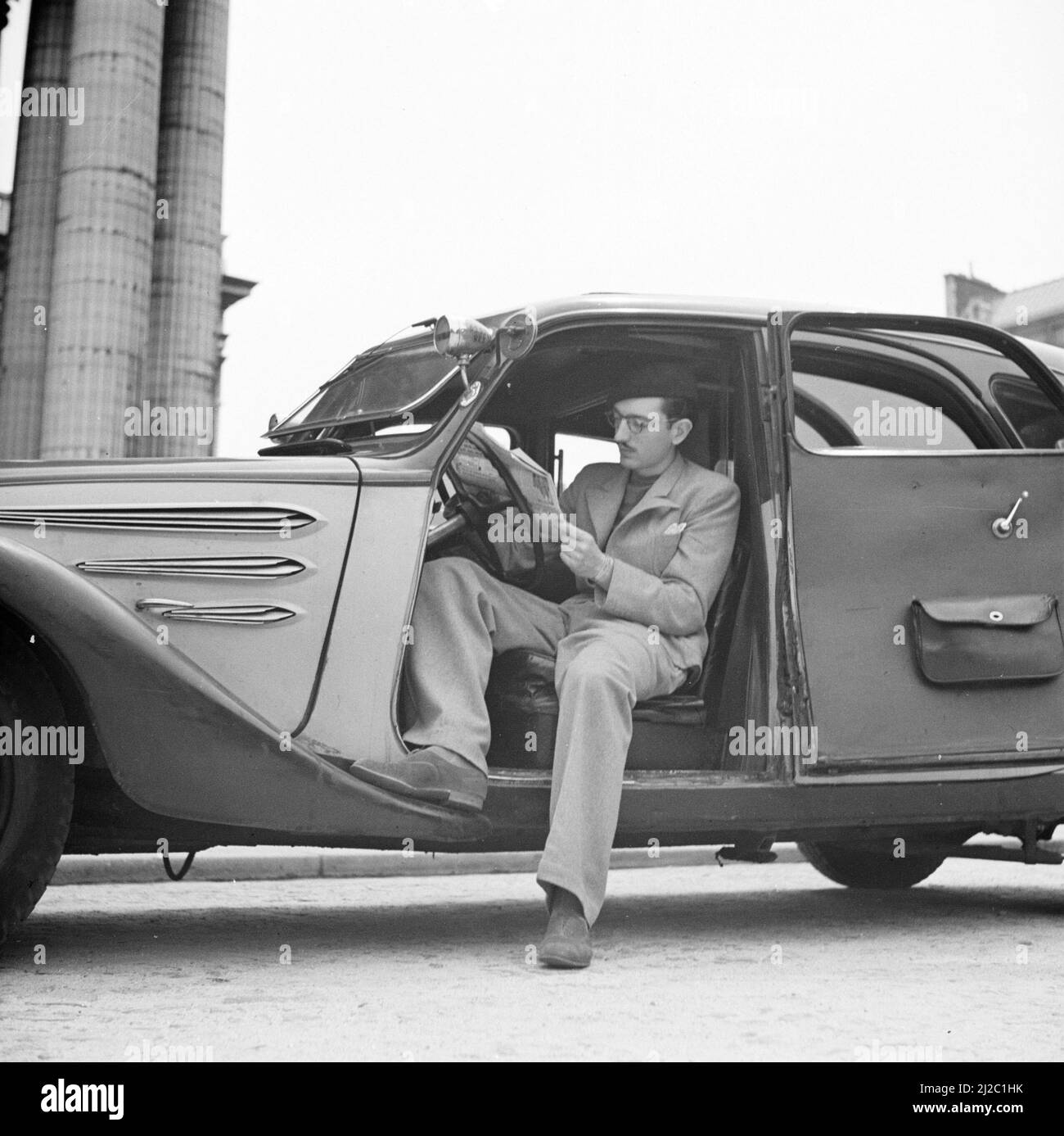 Man newspaper paris Black and White Stock Photos & Images - Alamy