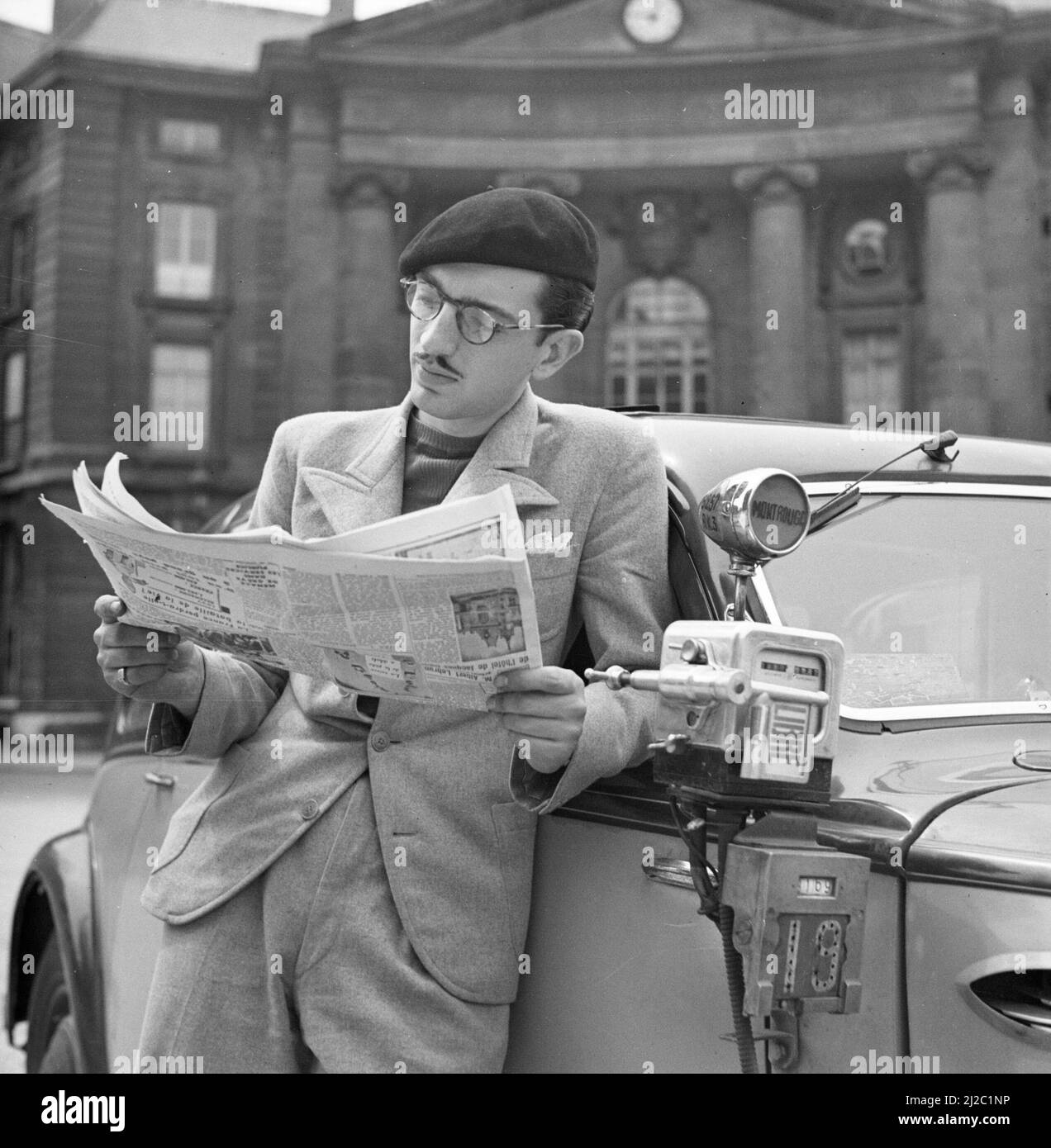 Man newspaper paris Black and White Stock Photos & Images - Alamy