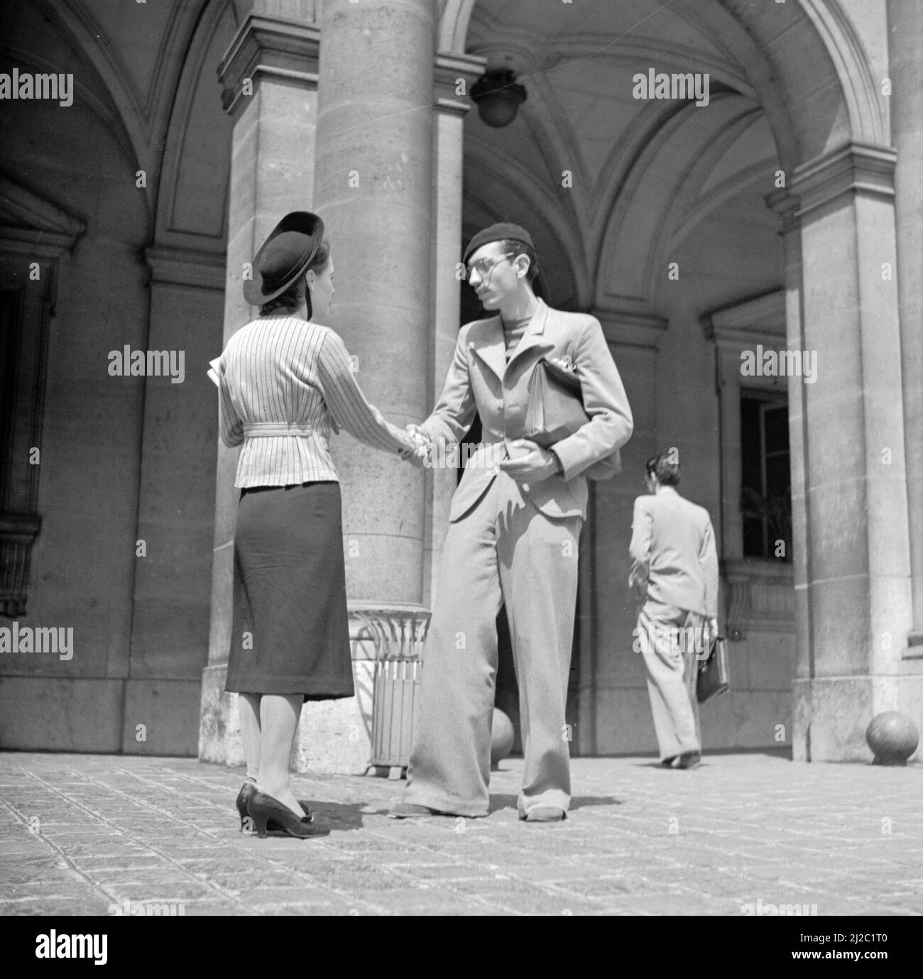 Paris france man woman Black and White Stock Photos & Images - Alamy